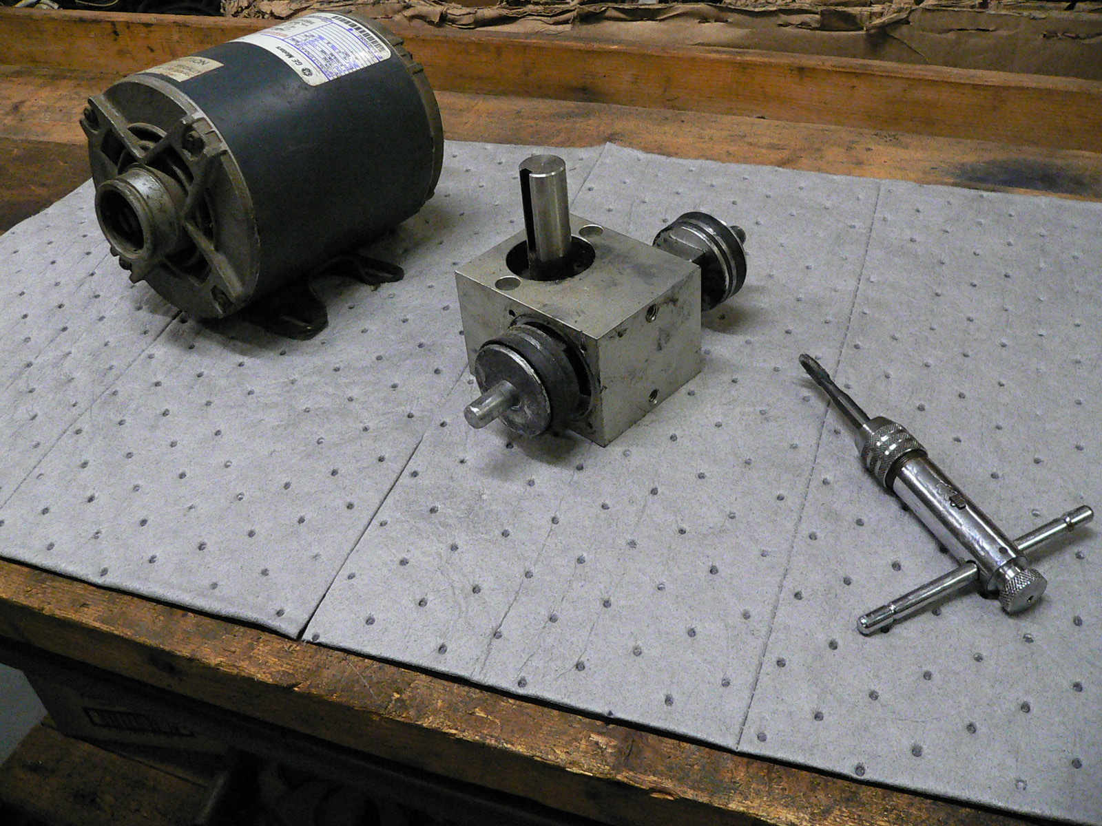 Oil Eater Absorbent Pads for Oil and Fluid Spills, Grey Poly-Material ...